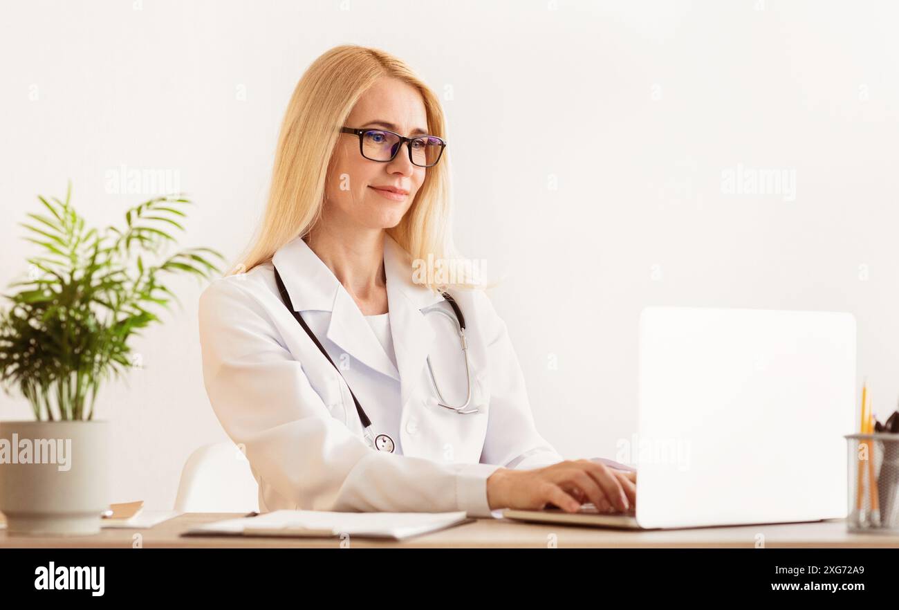 Doctor using computer office hi-res stock photography and images - Alamy
