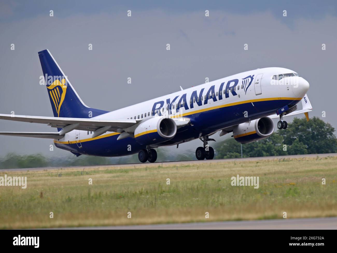 Ryanair boeing 737 flugzeug abheben hi-res stock photography and images ...