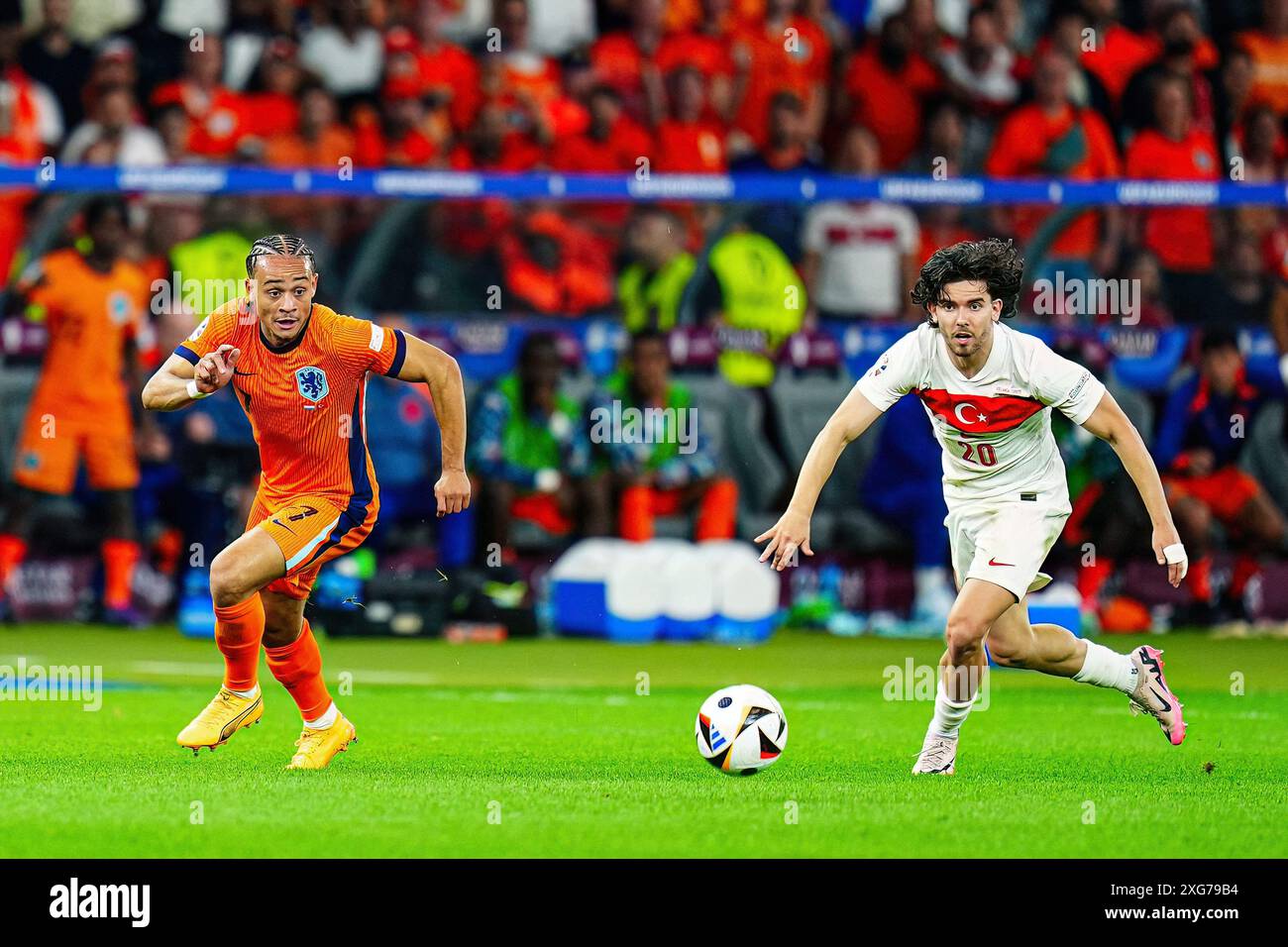 Xavi Simons (Niederlande, #07), Ferdi Kadioglu (Tuerkei, #20) GER, Niederlande vs. Tuerkei ...