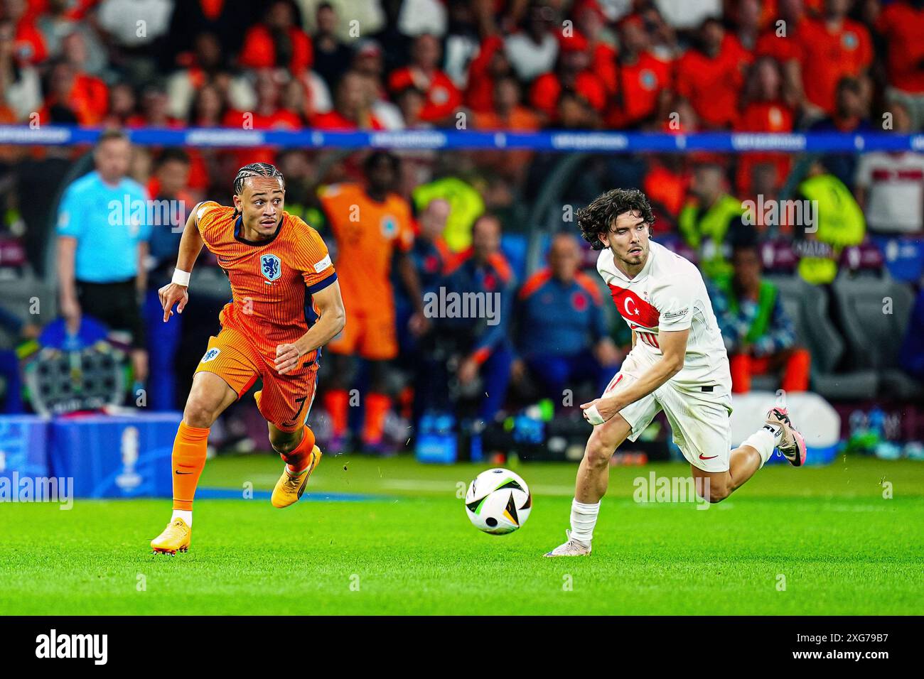 Xavi Simons (Niederlande, #07), Ferdi Kadioglu (Tuerkei, #20) GER, Niederlande vs. Tuerkei ...