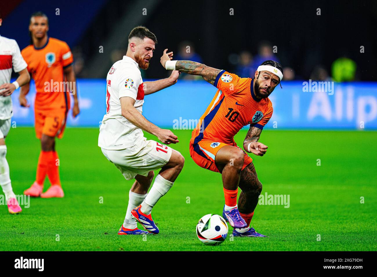 Salih Oezcan (Tuerkei, #15), Memphis Depay (Niederlande, #10) GER, Niederlande vs. Tuerkei ...