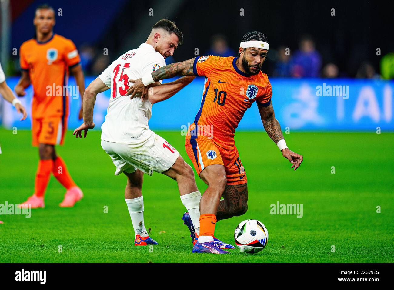 Salih Oezcan (Tuerkei, #15), Memphis Depay (Niederlande, #10) GER, Niederlande vs. Tuerkei ...