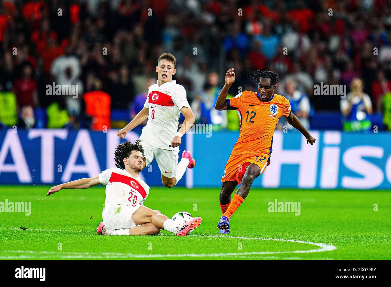 Ferdi Kadioglu (Tuerkei, #20), Jeremie Frimpong (Niederlande, #12) GER, Niederlande vs. Tuerkei ...