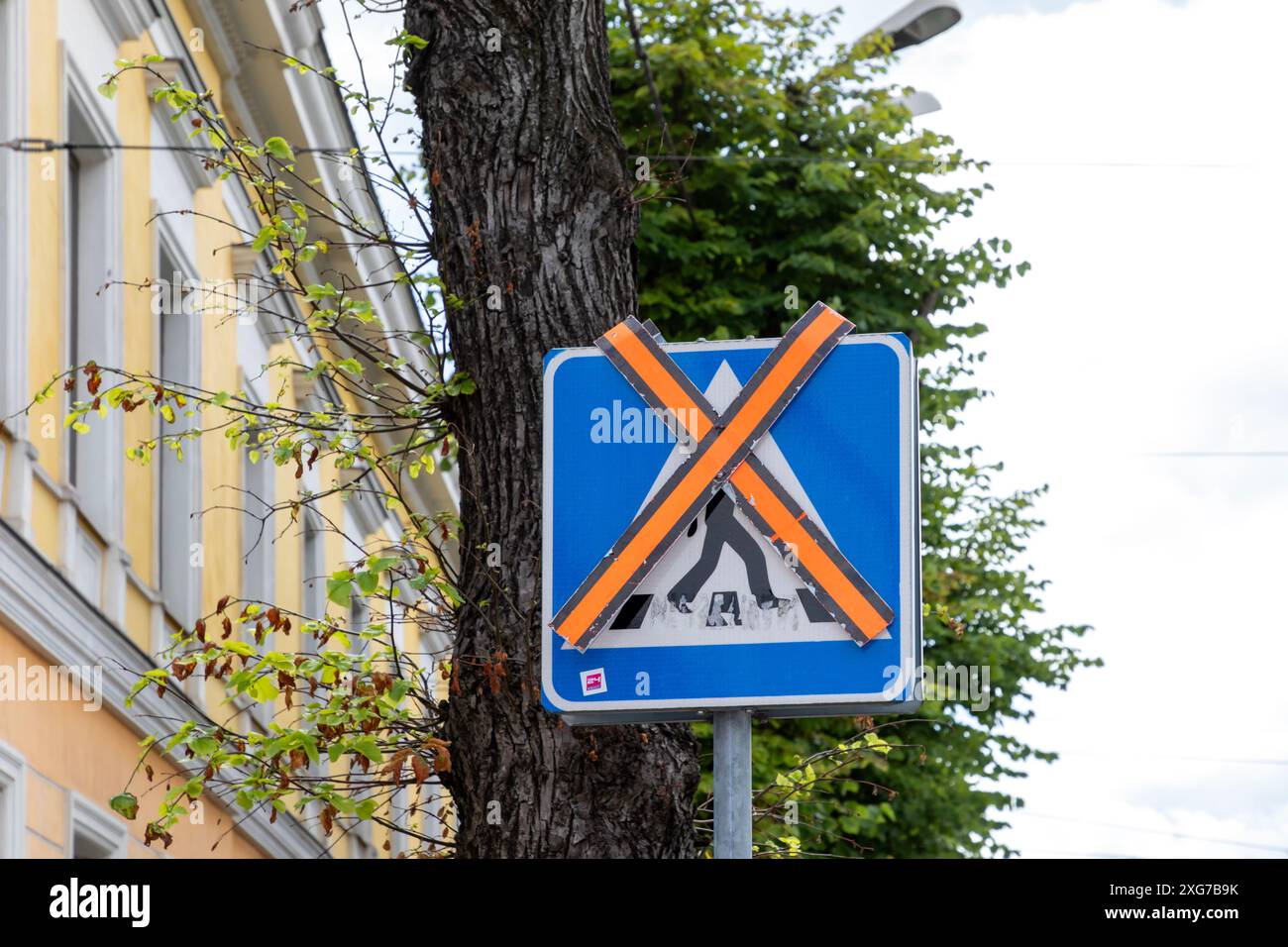 Crossed-over zebra-crossing sign in Tallinn, Estonia Stock Photo - Alamy