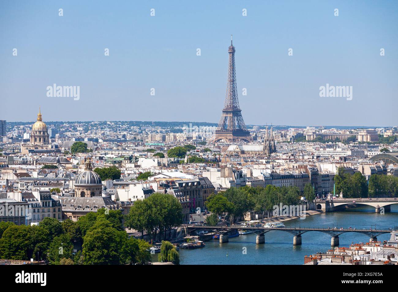View of the Seine river with the Pont des Arts and the Pont du ...