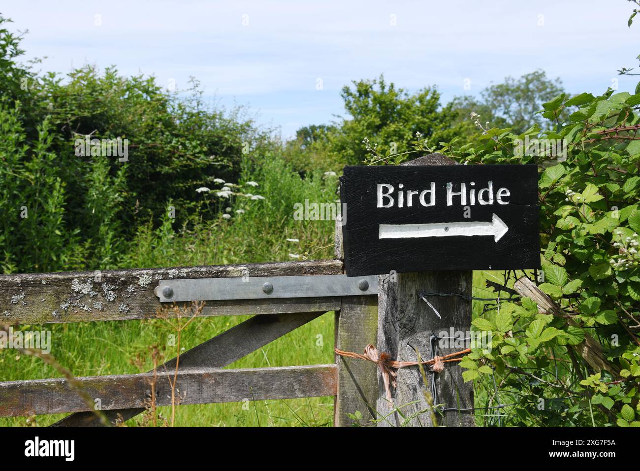 Bird hide sign hi-res stock photography and images - Alamy