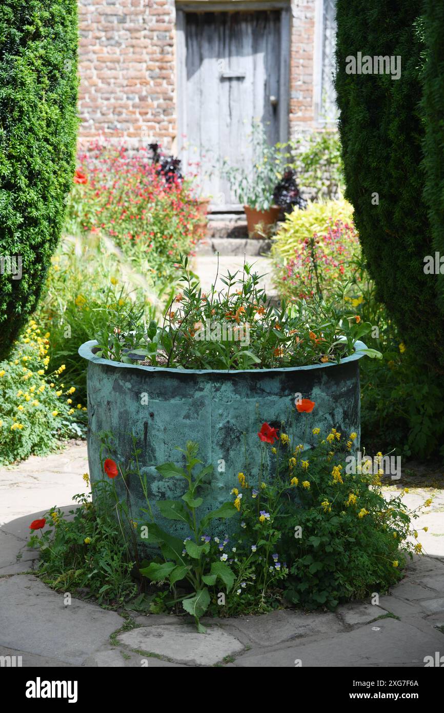 Copper rustic planter hi-res stock photography and images - Alamy