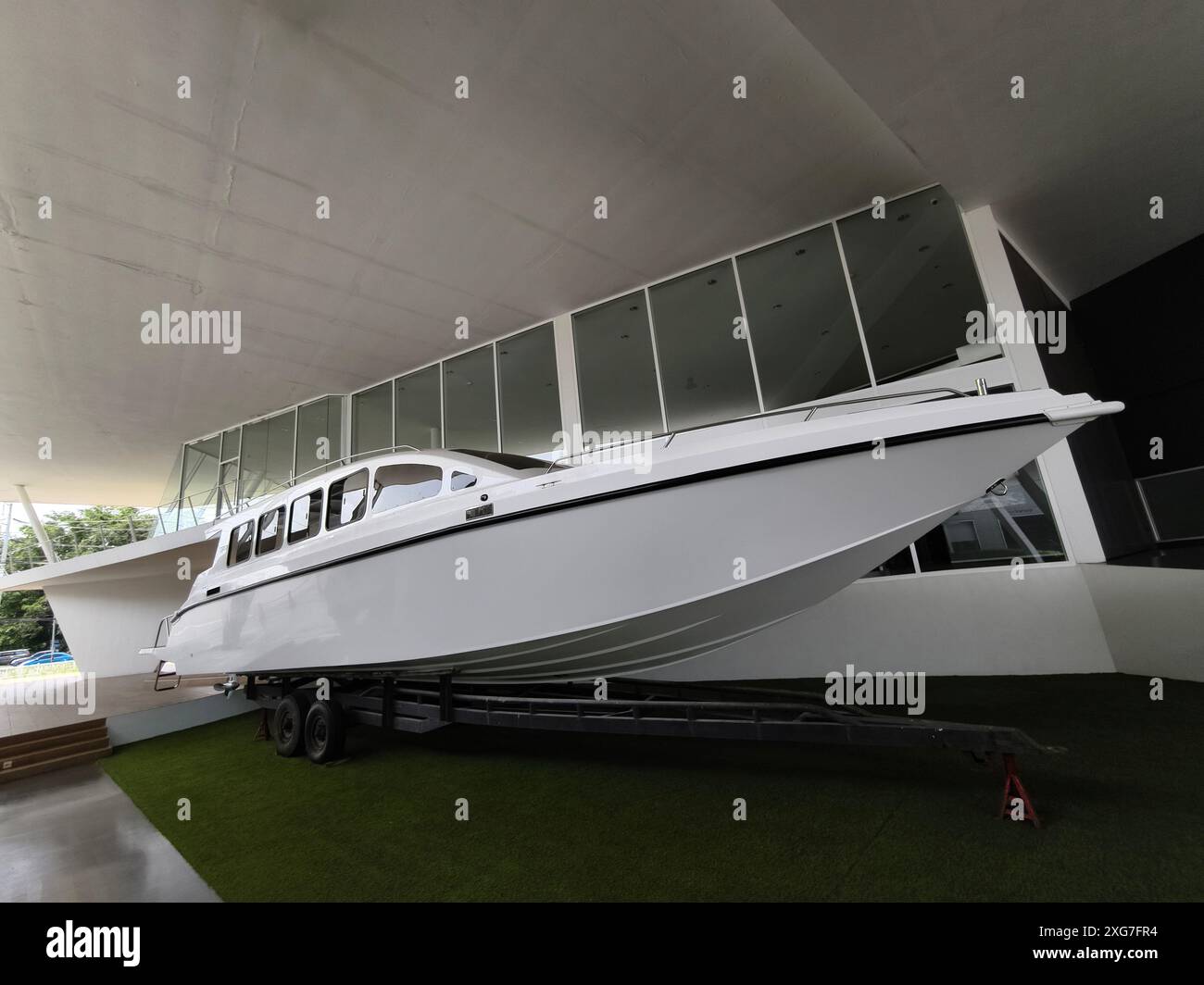 Boat showroom hi-res stock photography and images - Alamy
