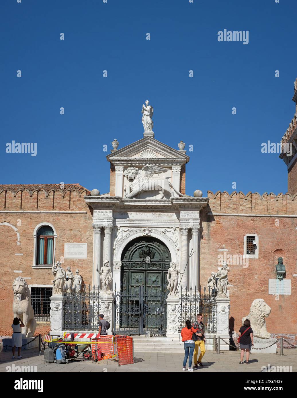 Arsenal gate venetian lion venice hi-res stock photography and images ...