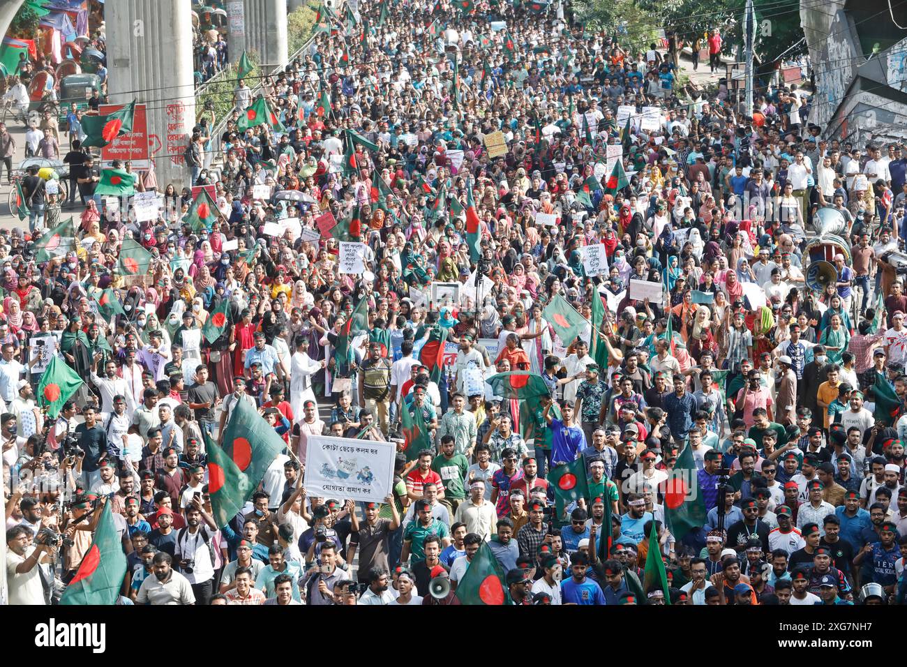 Dhaka, Bangladesh - July 07, 2024: Thousands of Dhaka university students thronged the Shahbagh ...