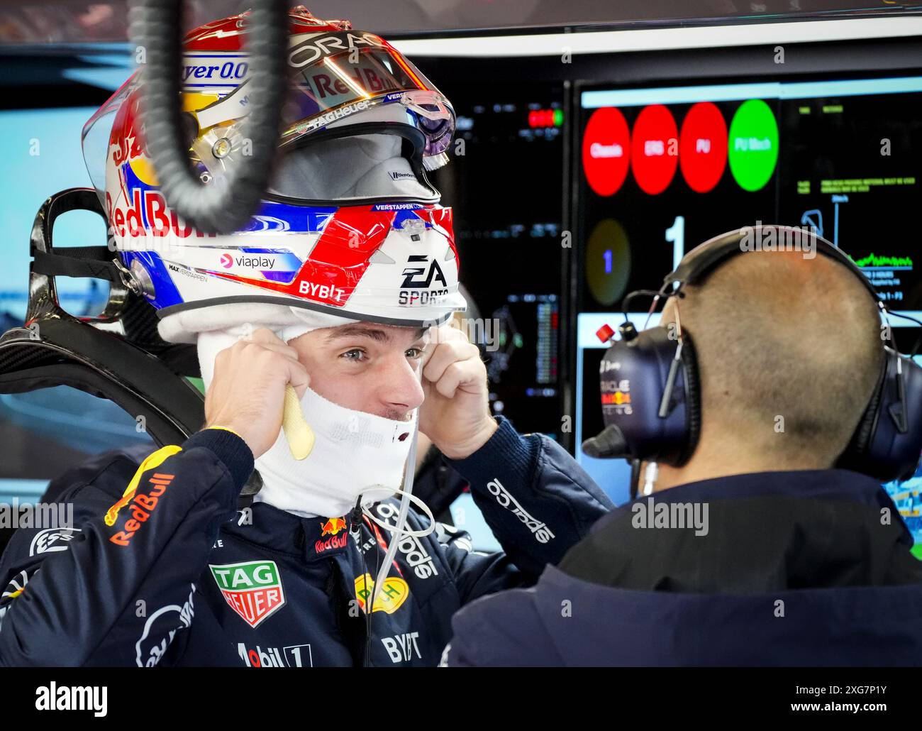 SILVERSTONE - Max Verstappen (Red Bull Racing) and his engineer ...