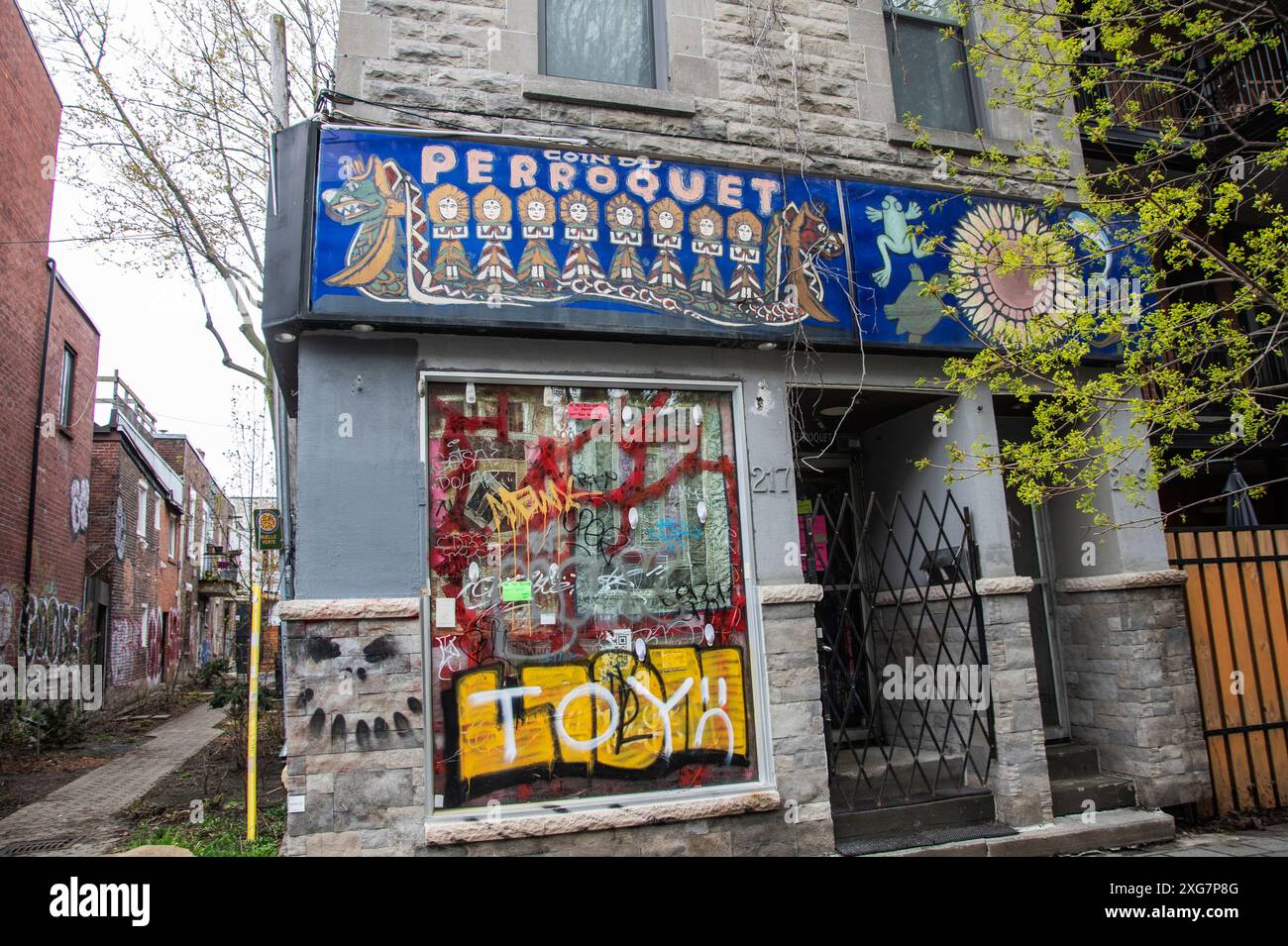 Le Coin Du Perroquet clothing store dragon boat mural on Prince Arthur ...