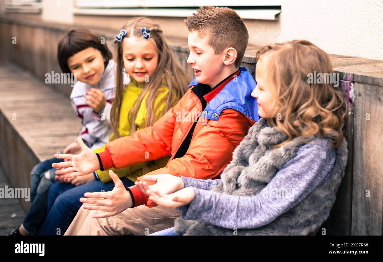 Girls talking on bench hi-res stock photography and images - Alamy