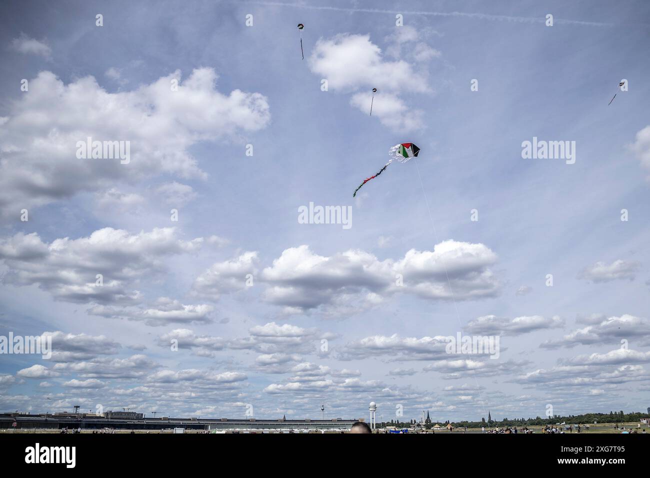 07 July 2024, Berlin: Kites with the colors of the Palestinian flag fly ...