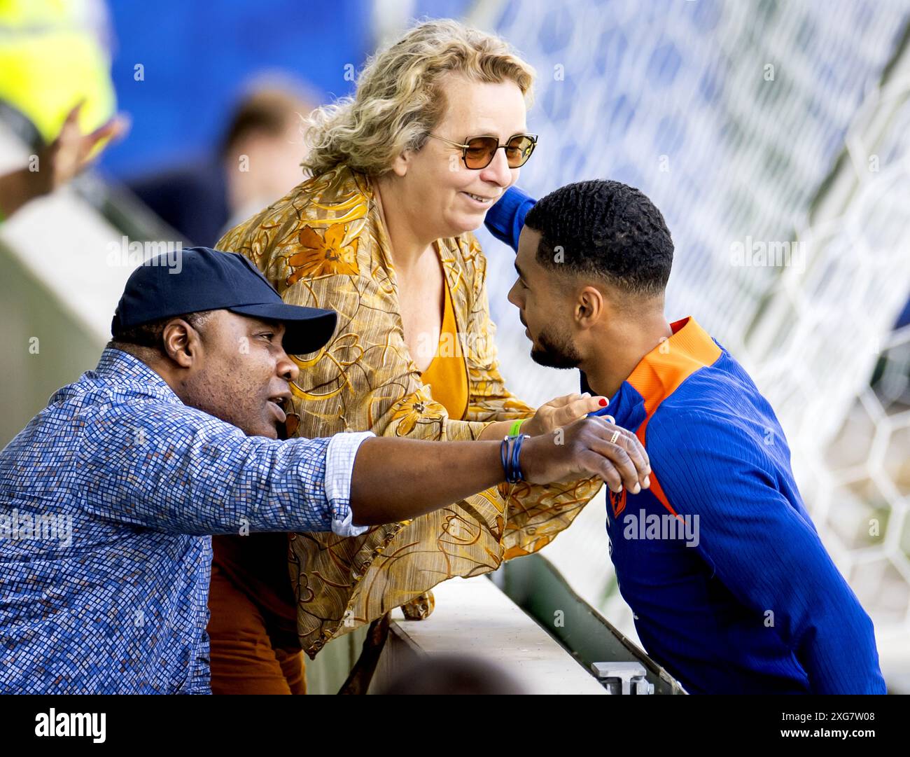 WOLFSBURG - Cody Gakpo with his parents during a training session of ...
