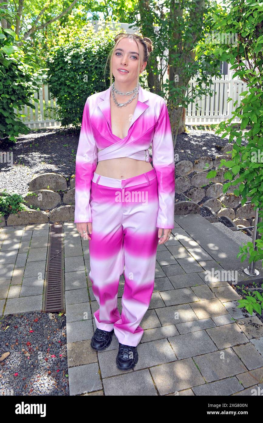 ZDF - Fernsehgarten. Sängerin Florence Amelia Arman während der ZDF ...