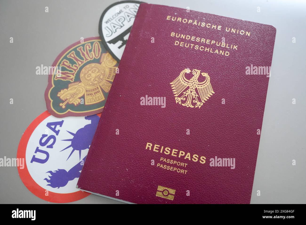 Symbolfoto und Themenbild Reisepass Symbolbild und Themenfoto zum ...