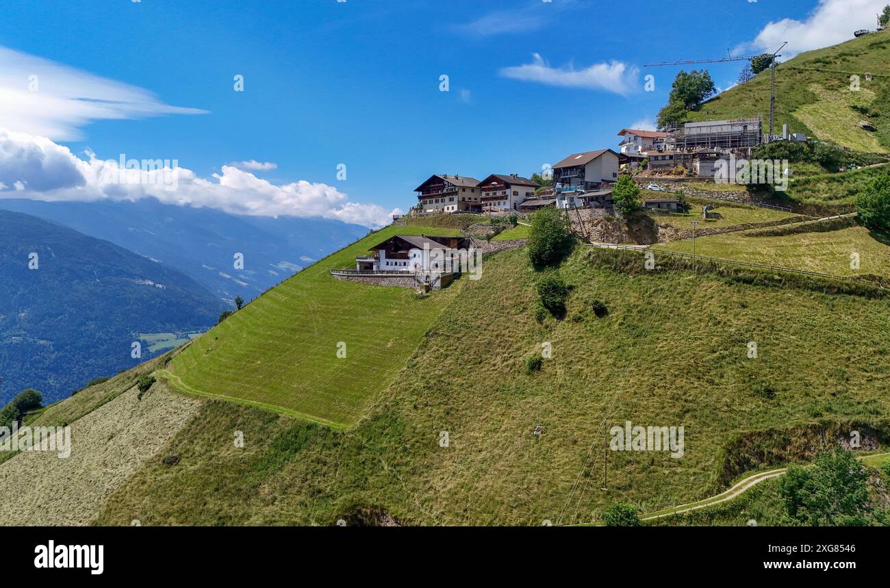 Dorf Tirol, Südtirol, Italien 05. Juli 2024: Hier der Blick oberhalb ...