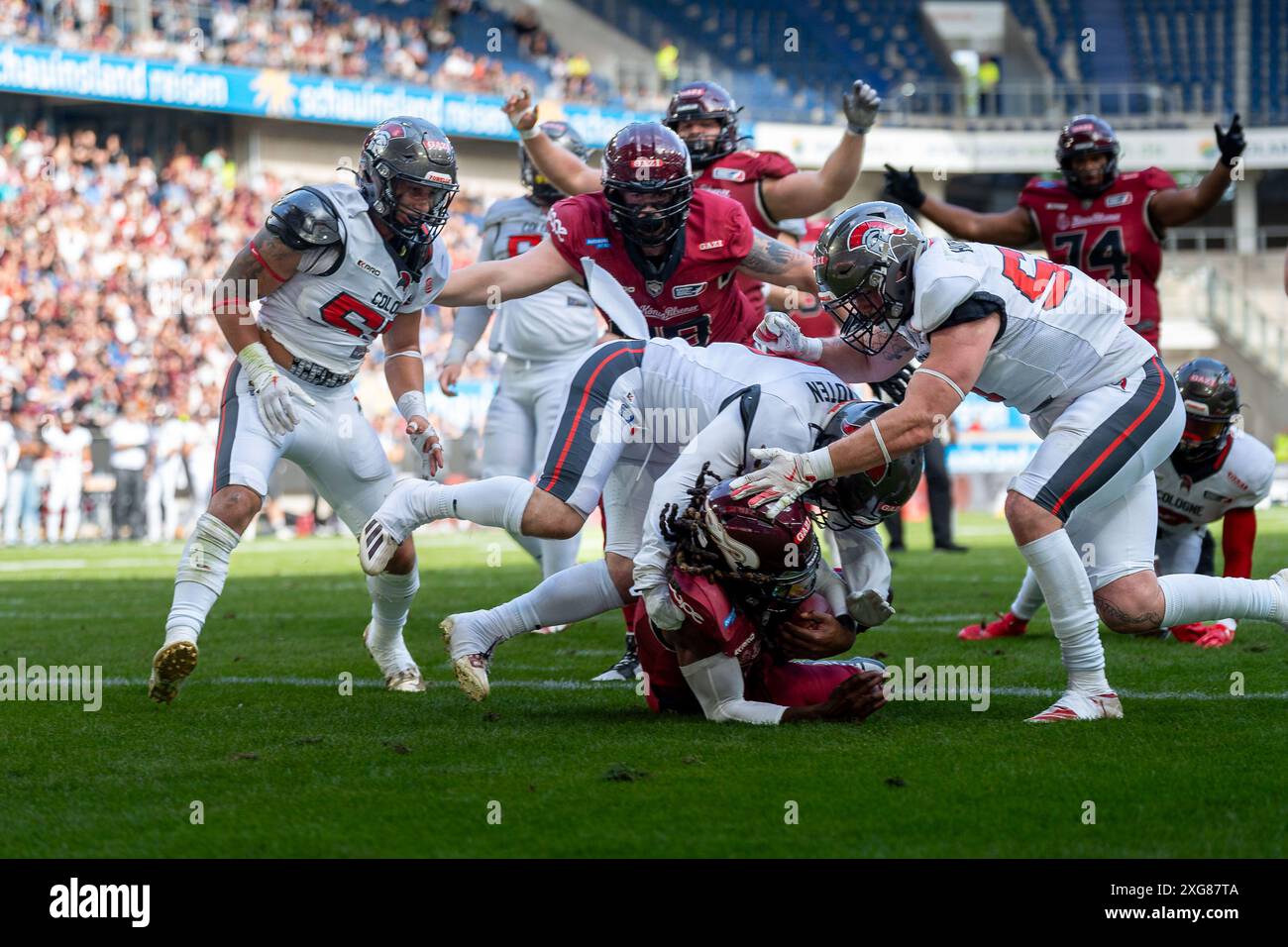 Duesseldorf feiert den Touchdown von Glen Toonga (Rhein Fire, #17), der ...