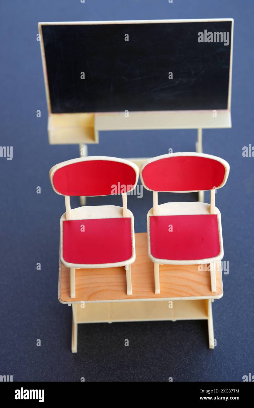 Symbol Schule GER, 20240707, Symbolbild Unterrichtsausfall an Schulen ...