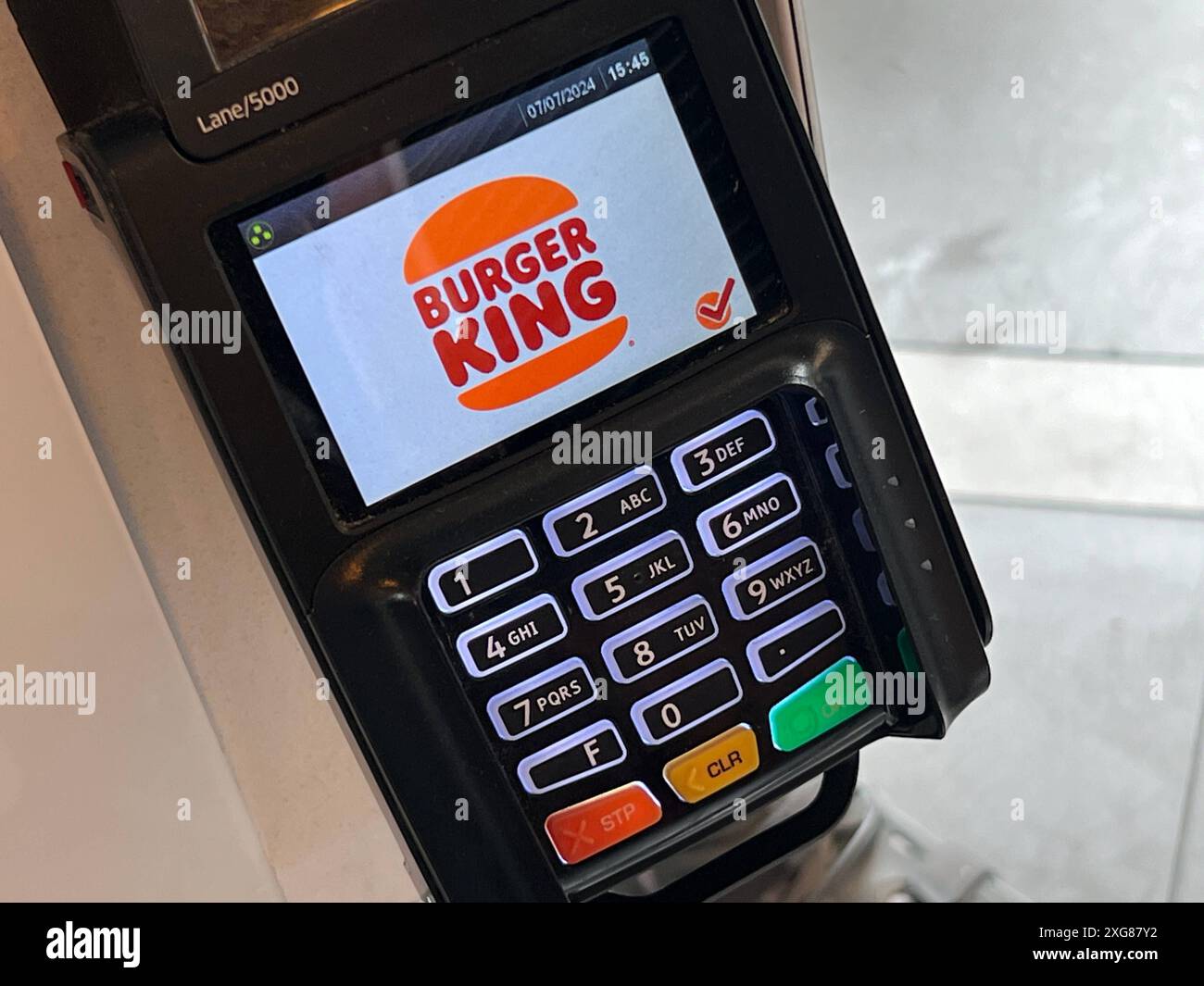 Kartenzahlung bei Burger King *** Card payment at Burger King Copyright ...