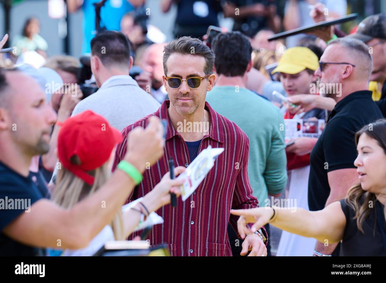 Berlin, Germany. 07th July, 2024. Actor Ryan Reynolds (M) comes to the ...