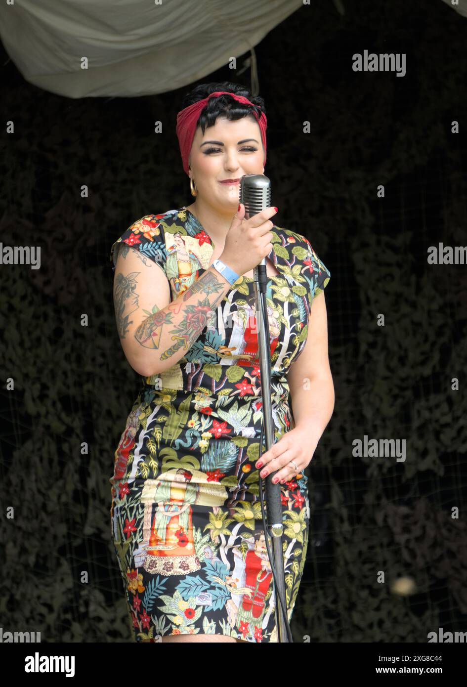 Singer with old microphone at a vintage 1940s weekend Stock Photo - Alamy