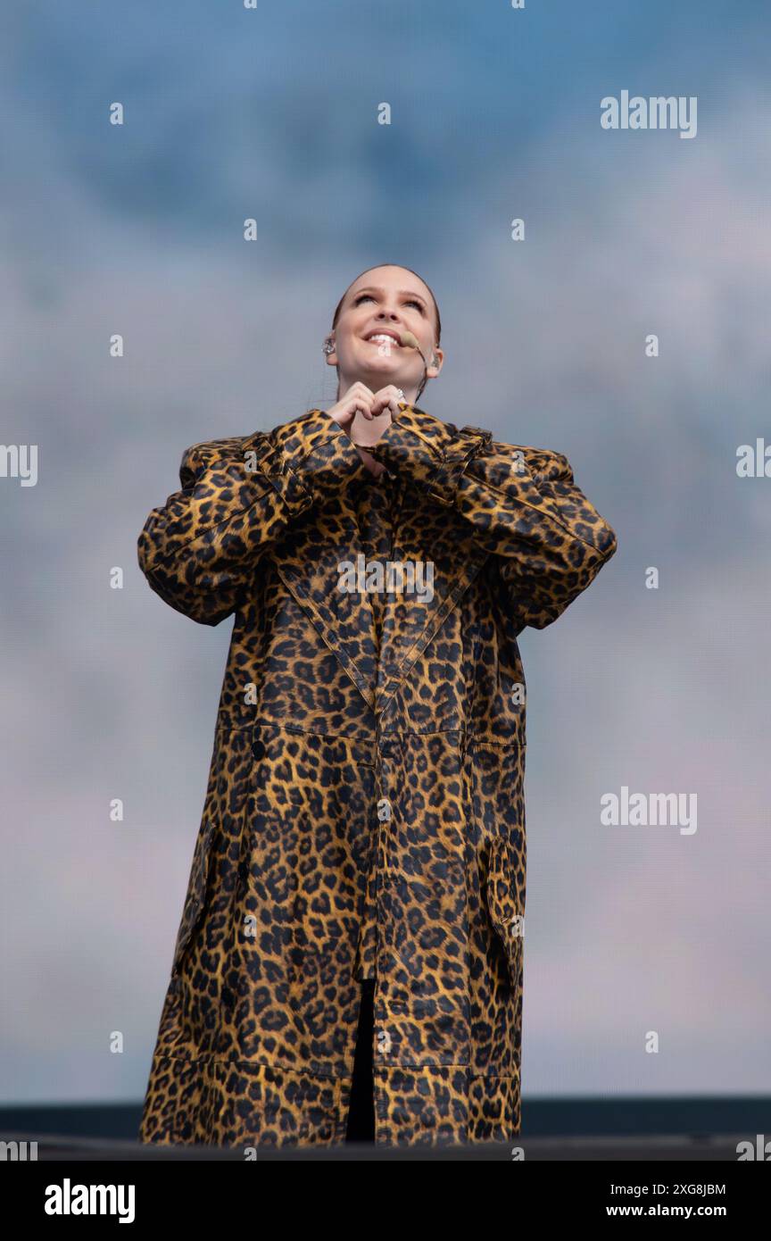 London, United KIngdom. 7th July 2024. Anne Marie entertains the crowd ...