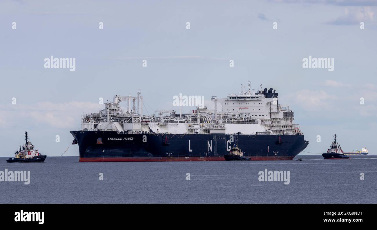 LNG-Terminal Mukran ist fertig Schlepper bugsieren das ...