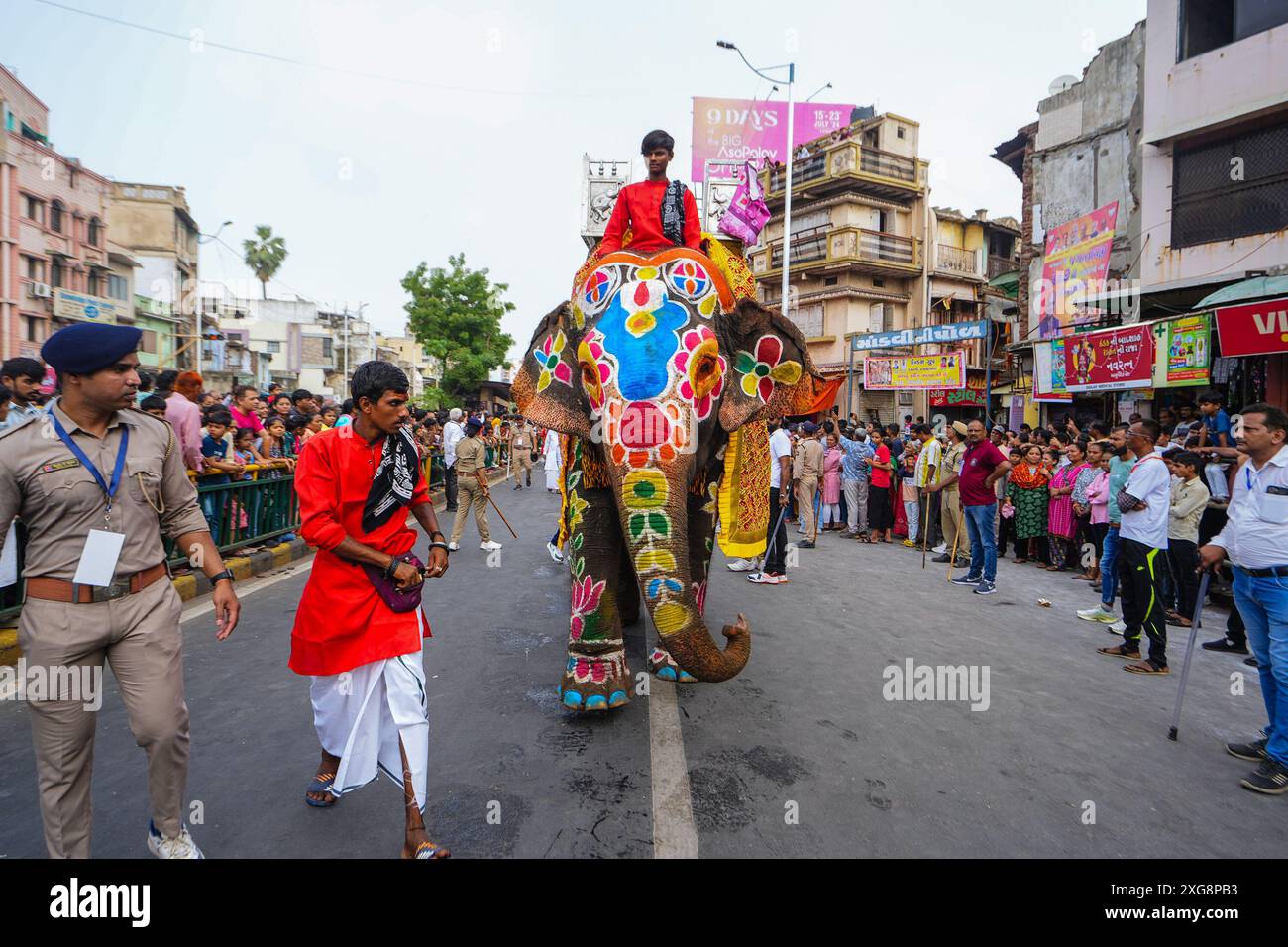 Early morning devotees worship hi-res stock photography and images - Alamy