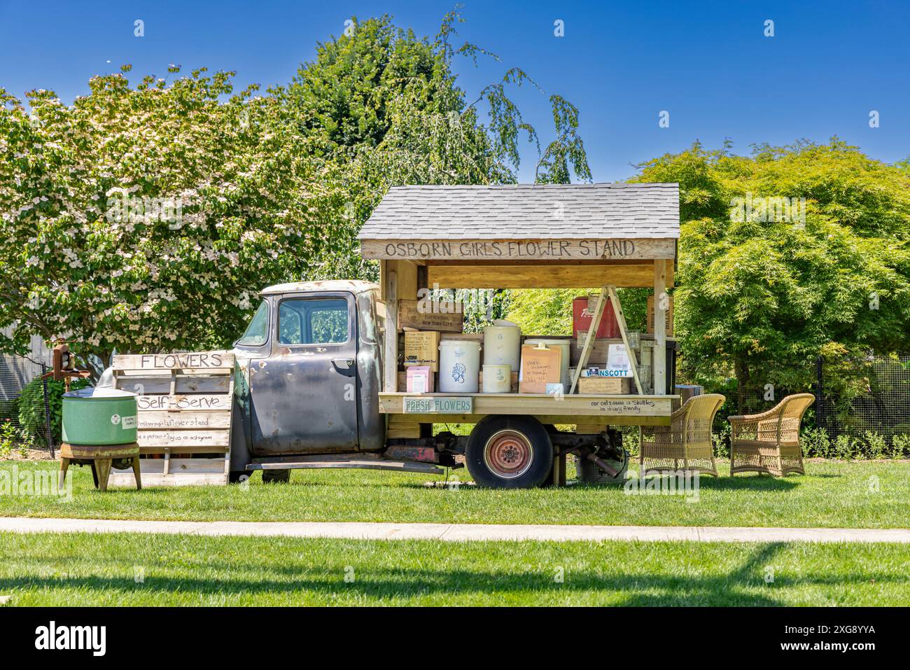Girls in truck bed hi-res stock photography and images - Alamy