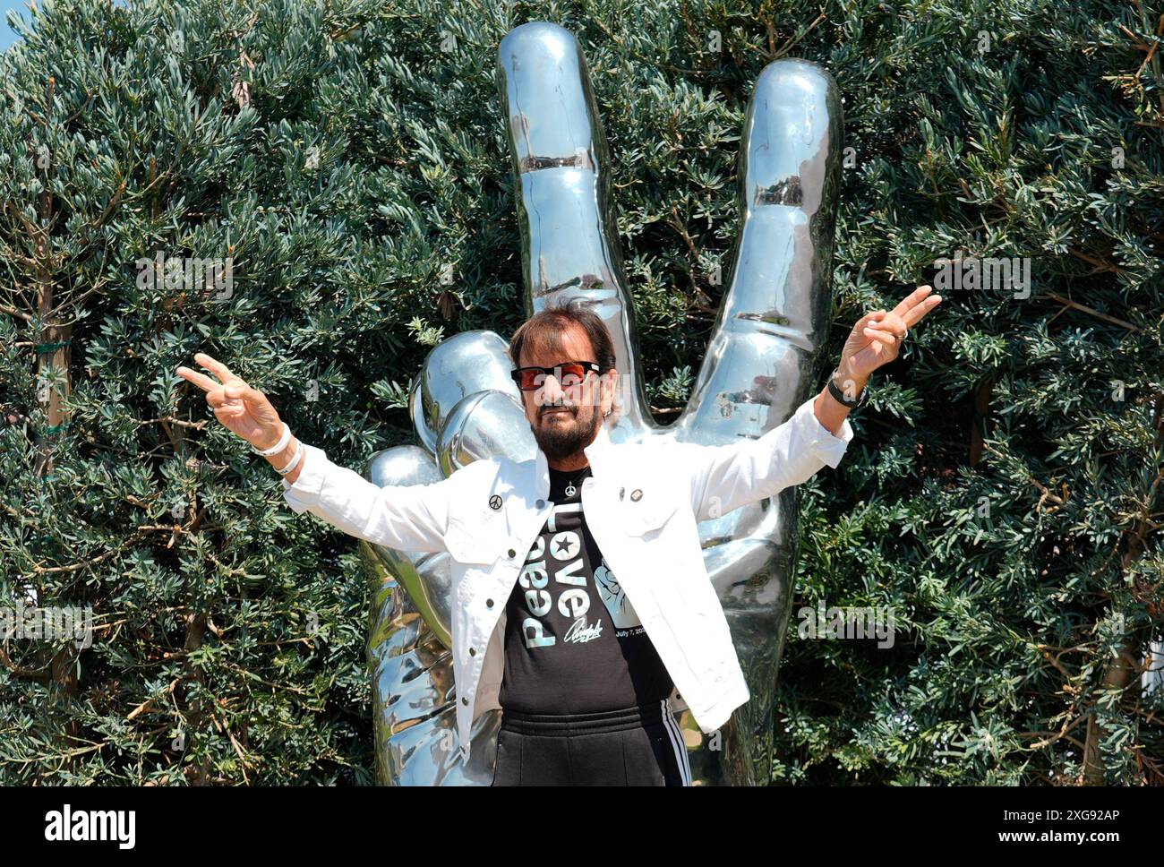 Ringo Starr poses at his annual Peace and Love Birthday Celebration at ...