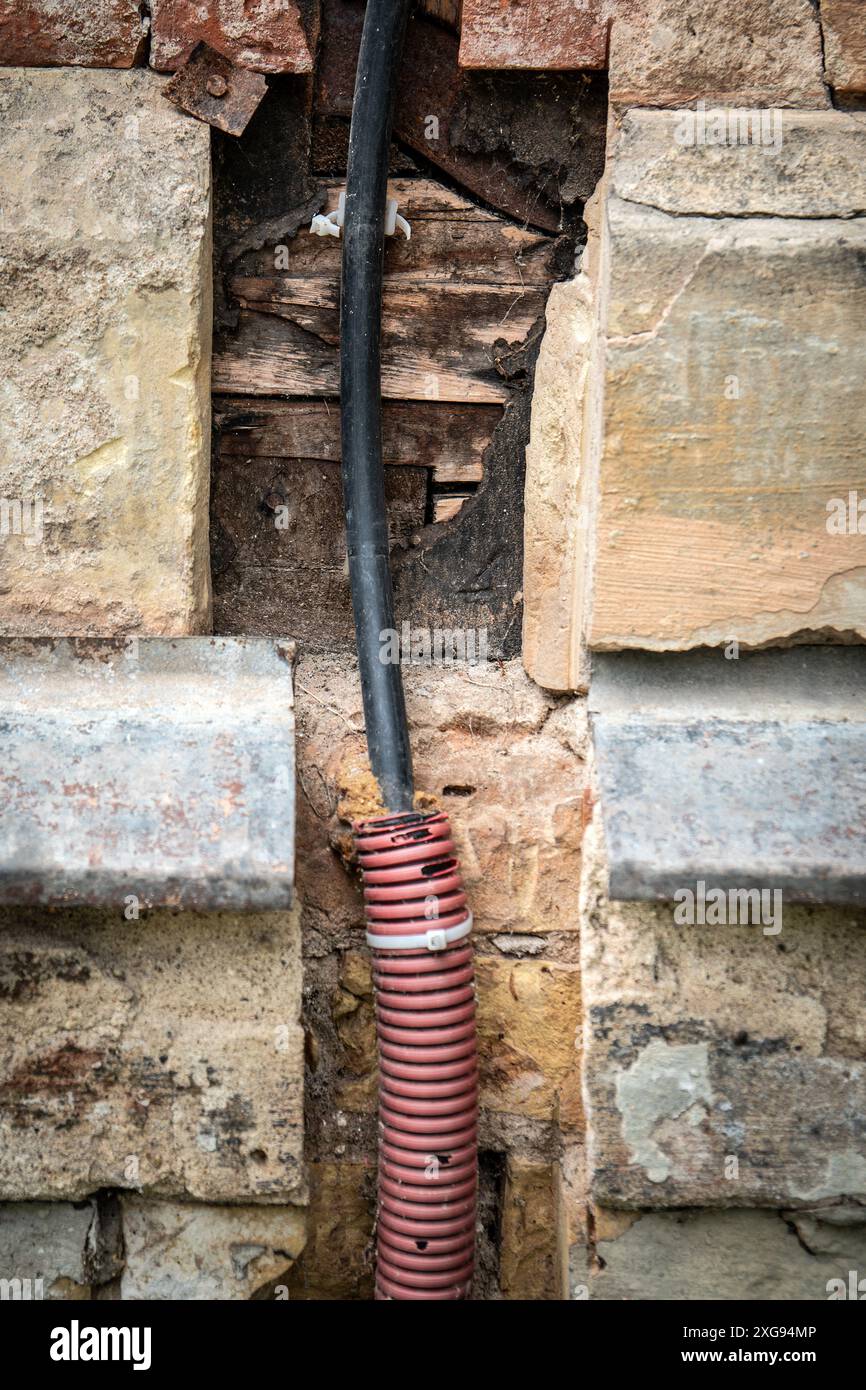 Power cable embedded in the wall, renovation of the house's utilities ...