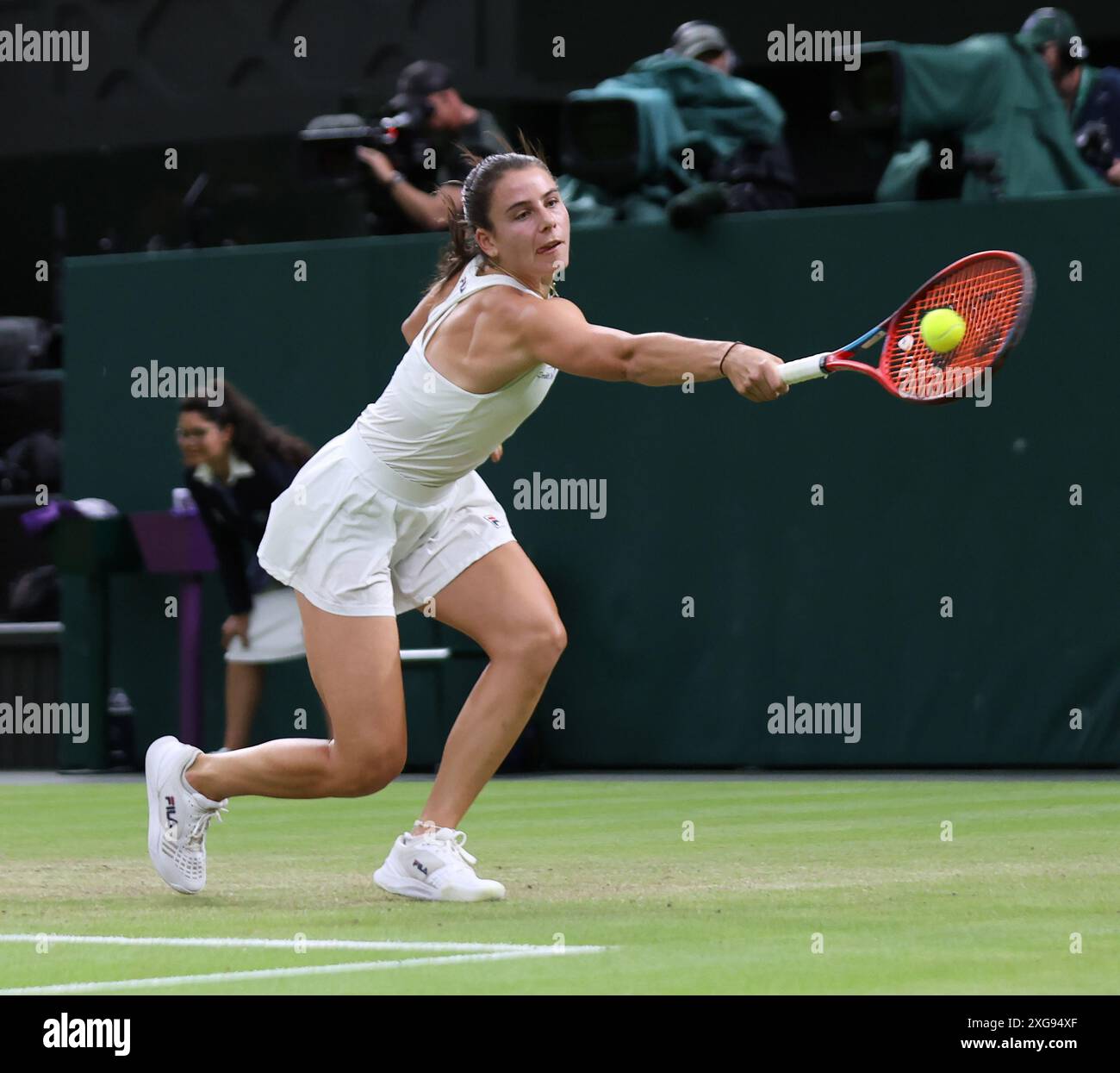 London, UK. 07th July, 2024. USA's Emma Navarro plays a backhand in her ...