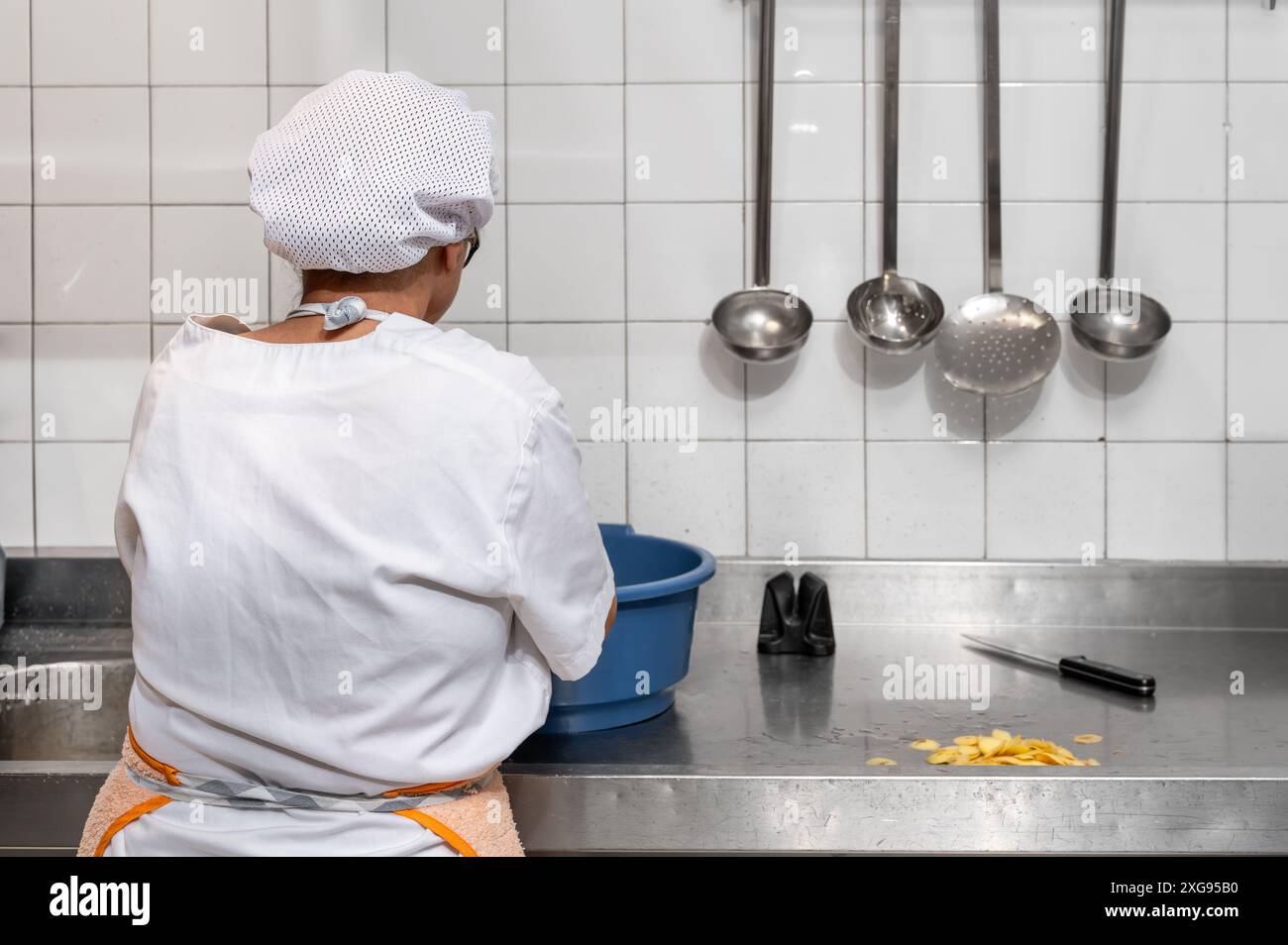 Woman cutting up potatoes 4k hi-res stock photography and images - Alamy
