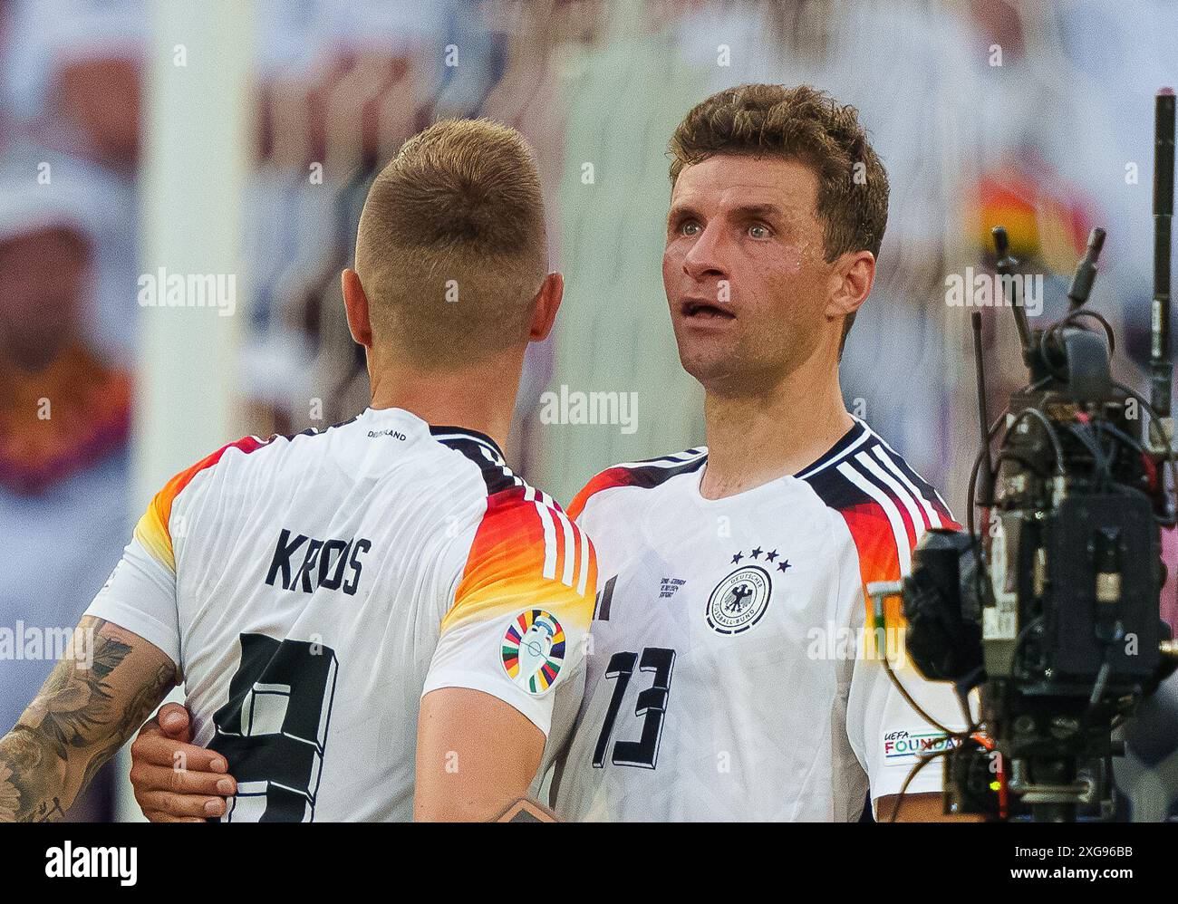 Toni kroos handshake hi-res stock photography and images - Alamy