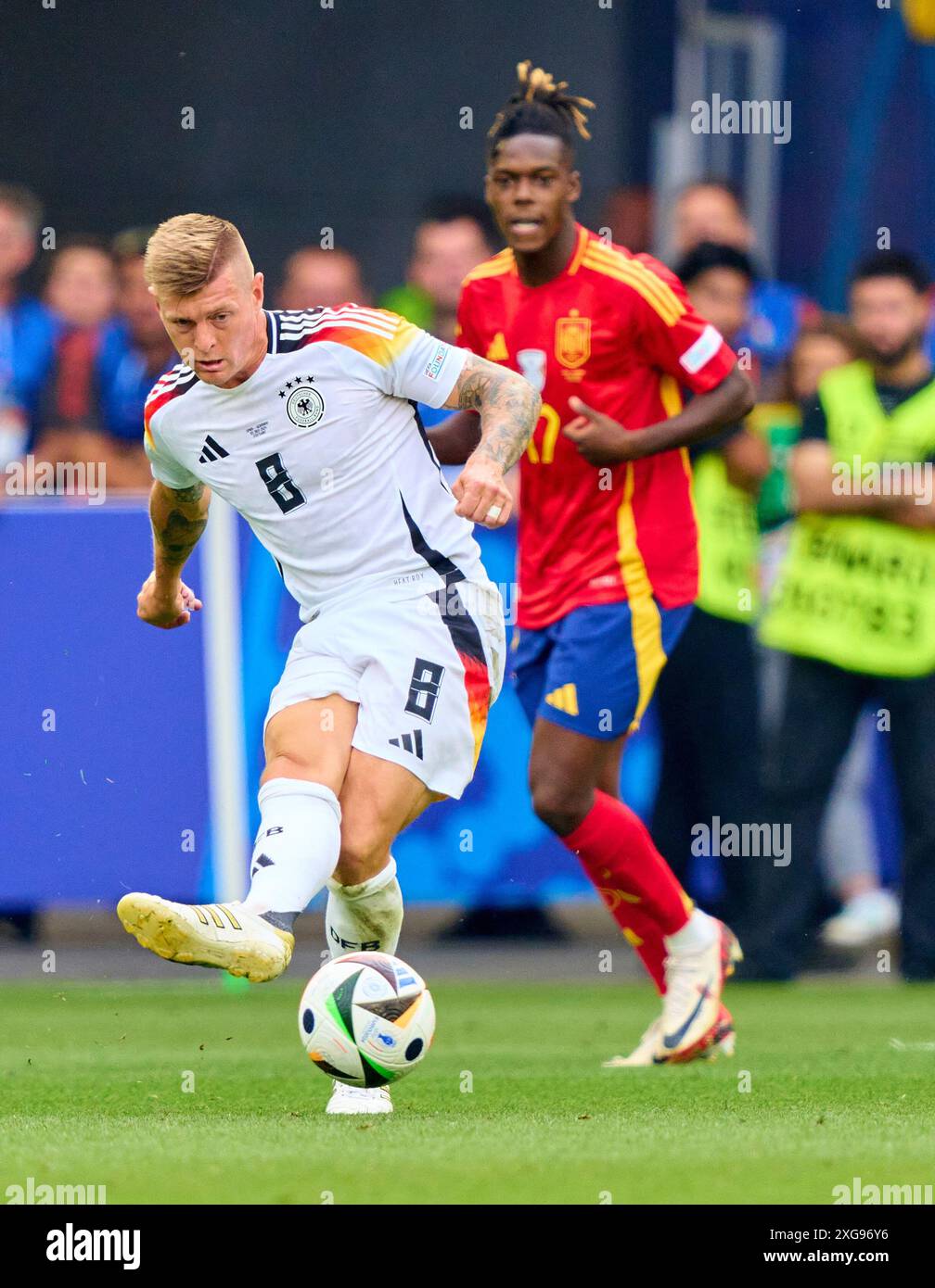 Toni Kroos, DFB 8 compete for the ball, tackling, duel, header ...