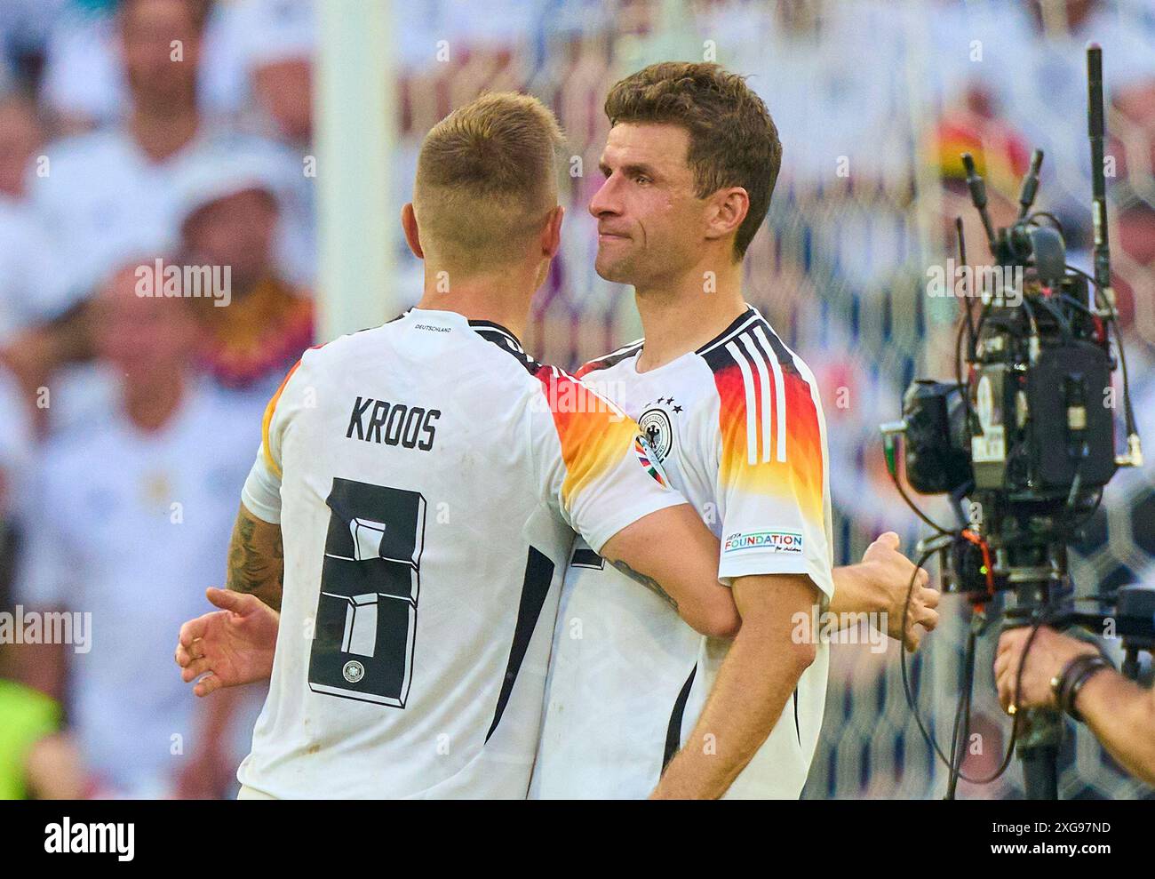 Toni kroos handshake hi-res stock photography and images - Alamy