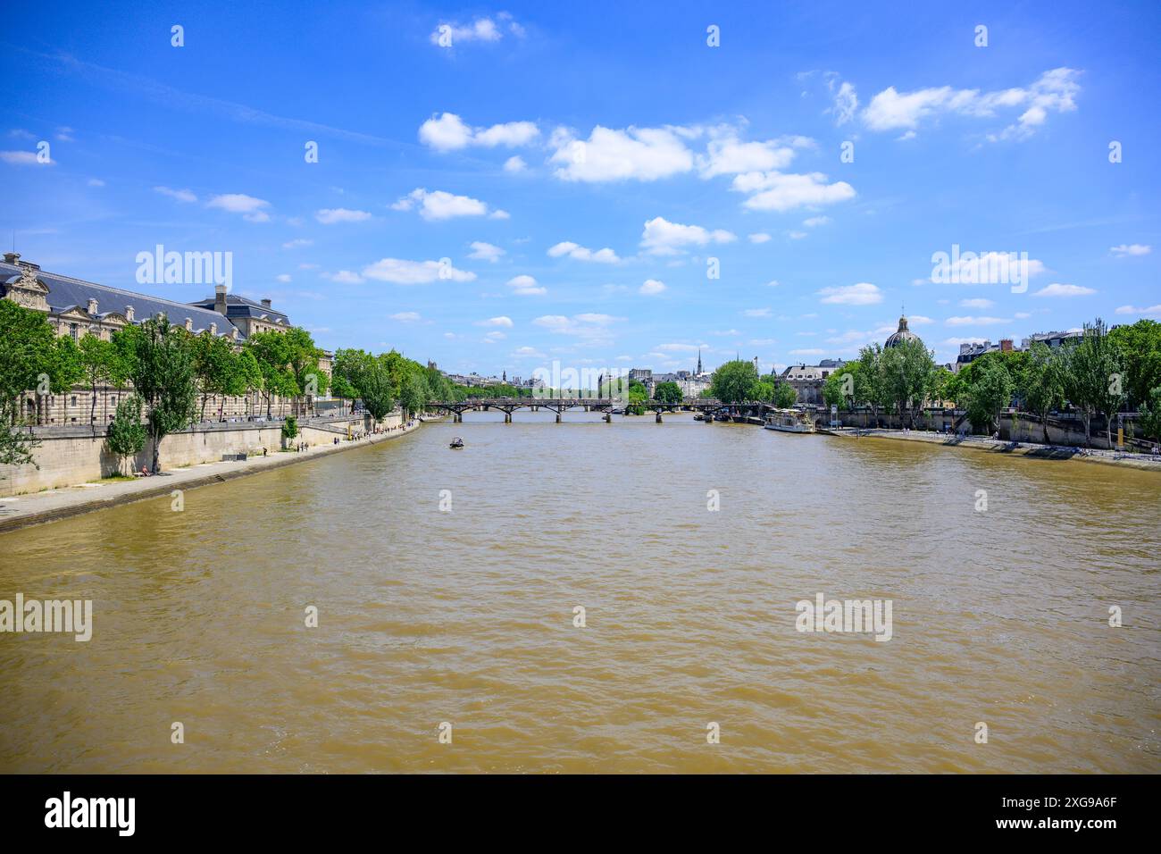 Seine famous landmarks hi-res stock photography and images - Alamy