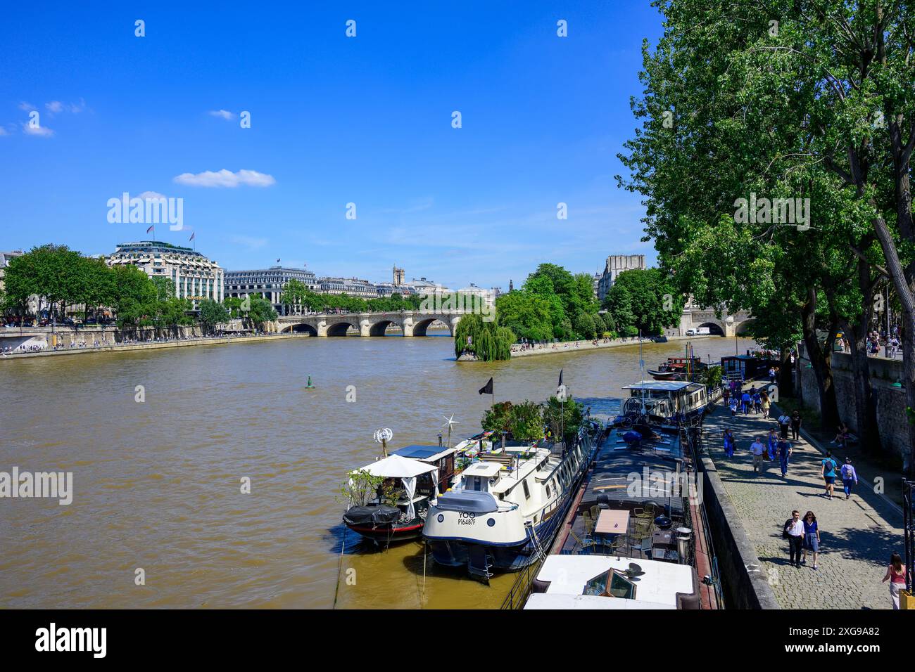 Seine famous landmarks hi-res stock photography and images - Alamy
