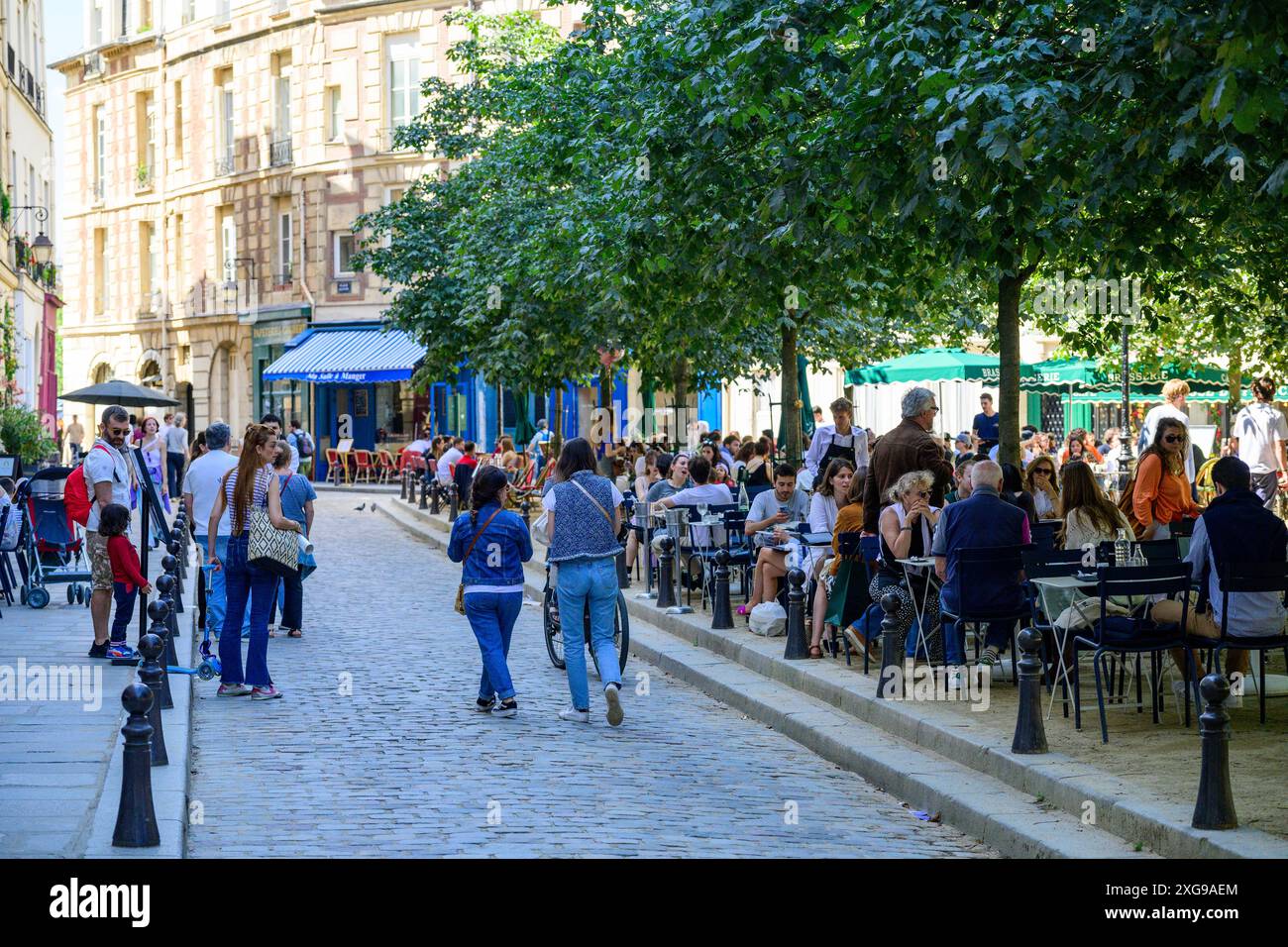 Bustling city life hi-res stock photography and images - Alamy