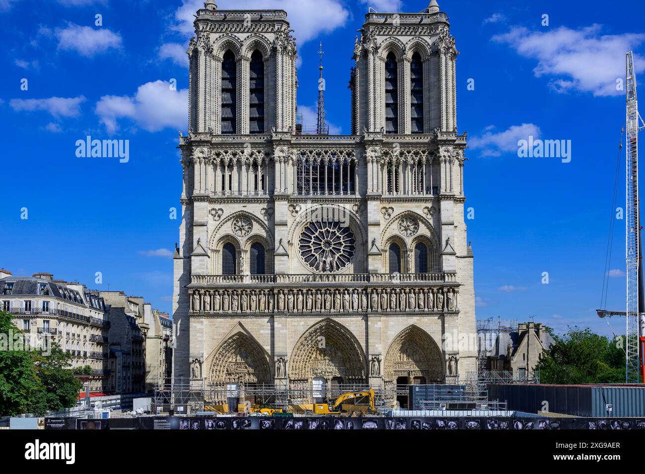 Notre dame sculptures restoration hi-res stock photography and images - Alamy