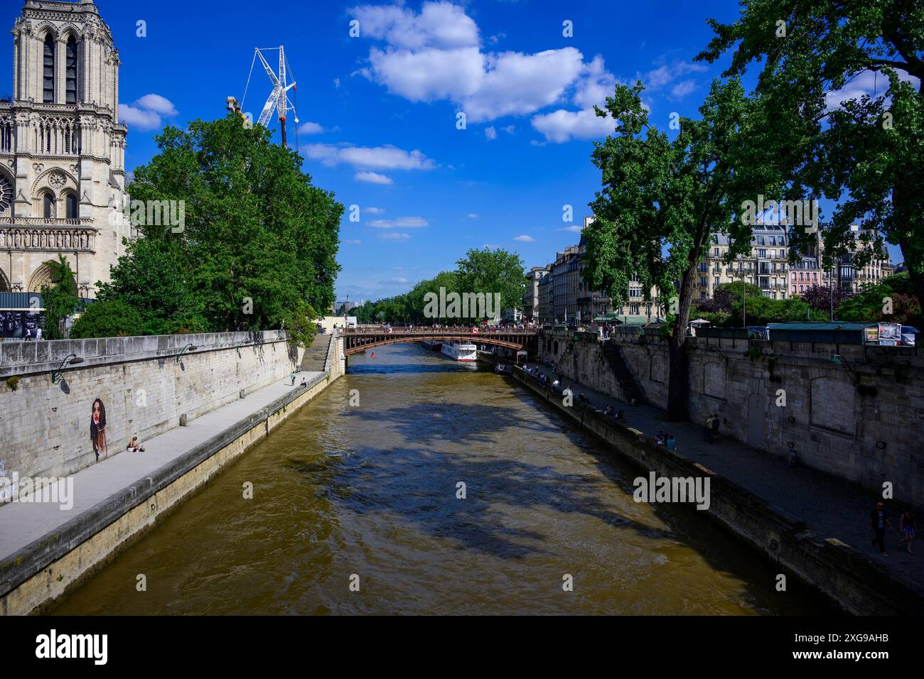Parisian backdrop hi-res stock photography and images - Alamy