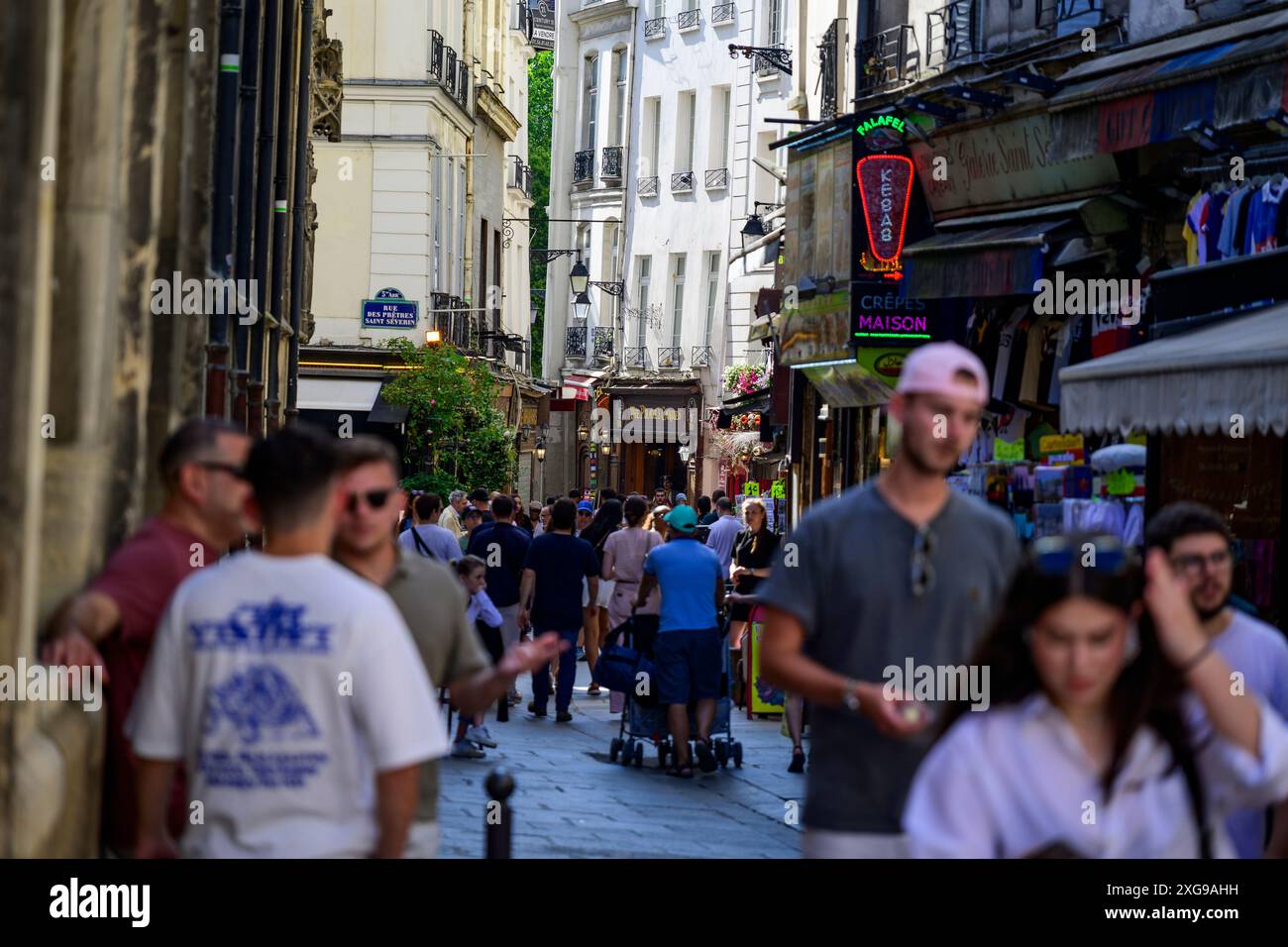Bustling paris hi-res stock photography and images - Alamy