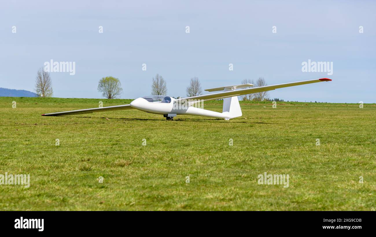 Airfield grass hi-res stock photography and images - Alamy