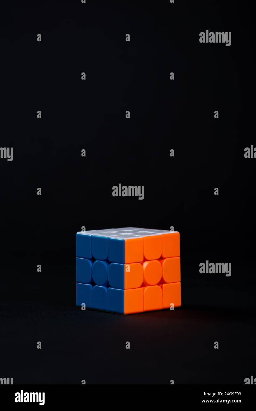 Salvador, Bahia, Brazil - May 15, 2024: Cubo de Rubiks sobre fundo ...