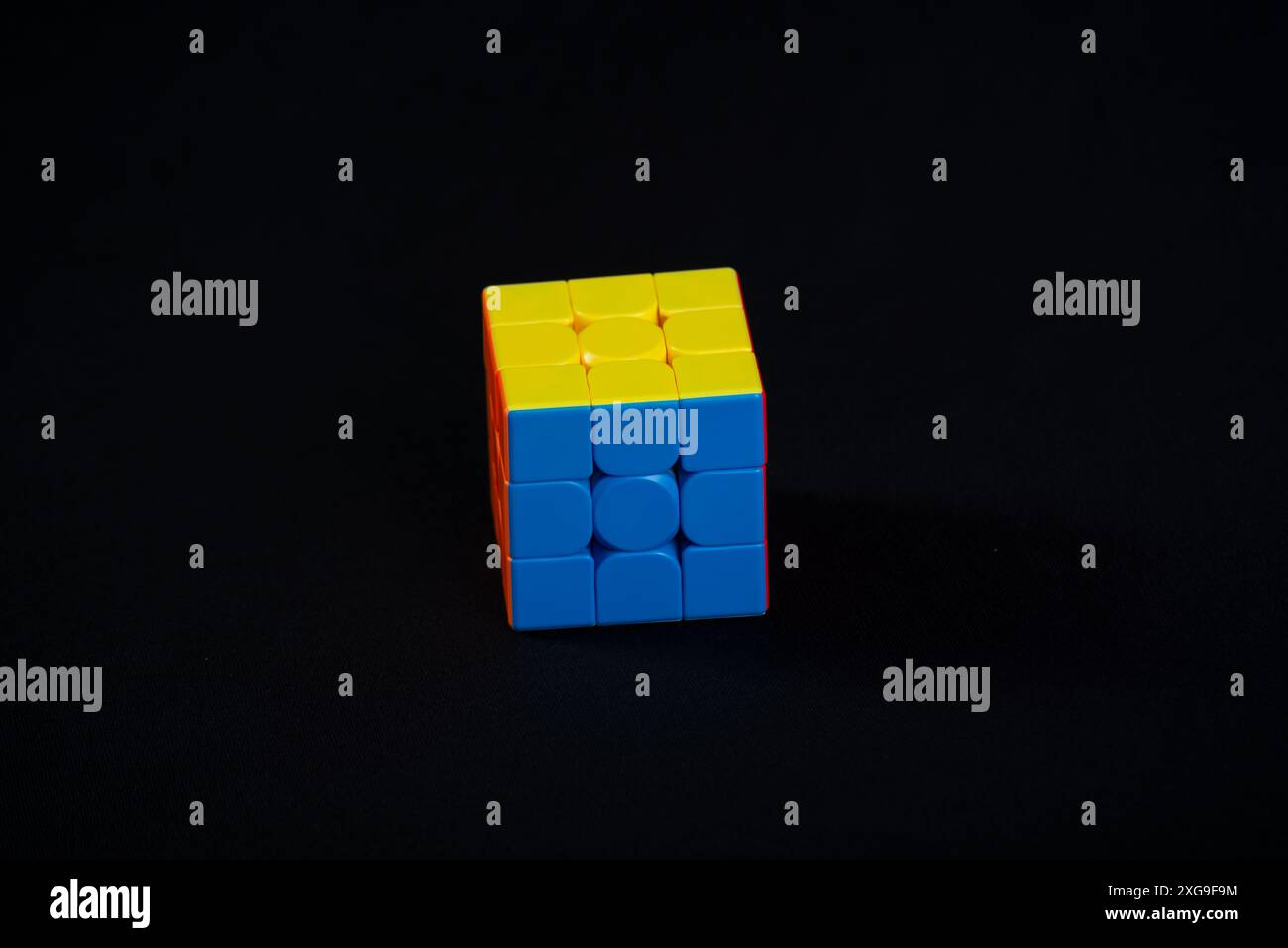 Salvador, Bahia, Brazil - May 15, 2024: Cubo de Rubiks sobre fundo ...