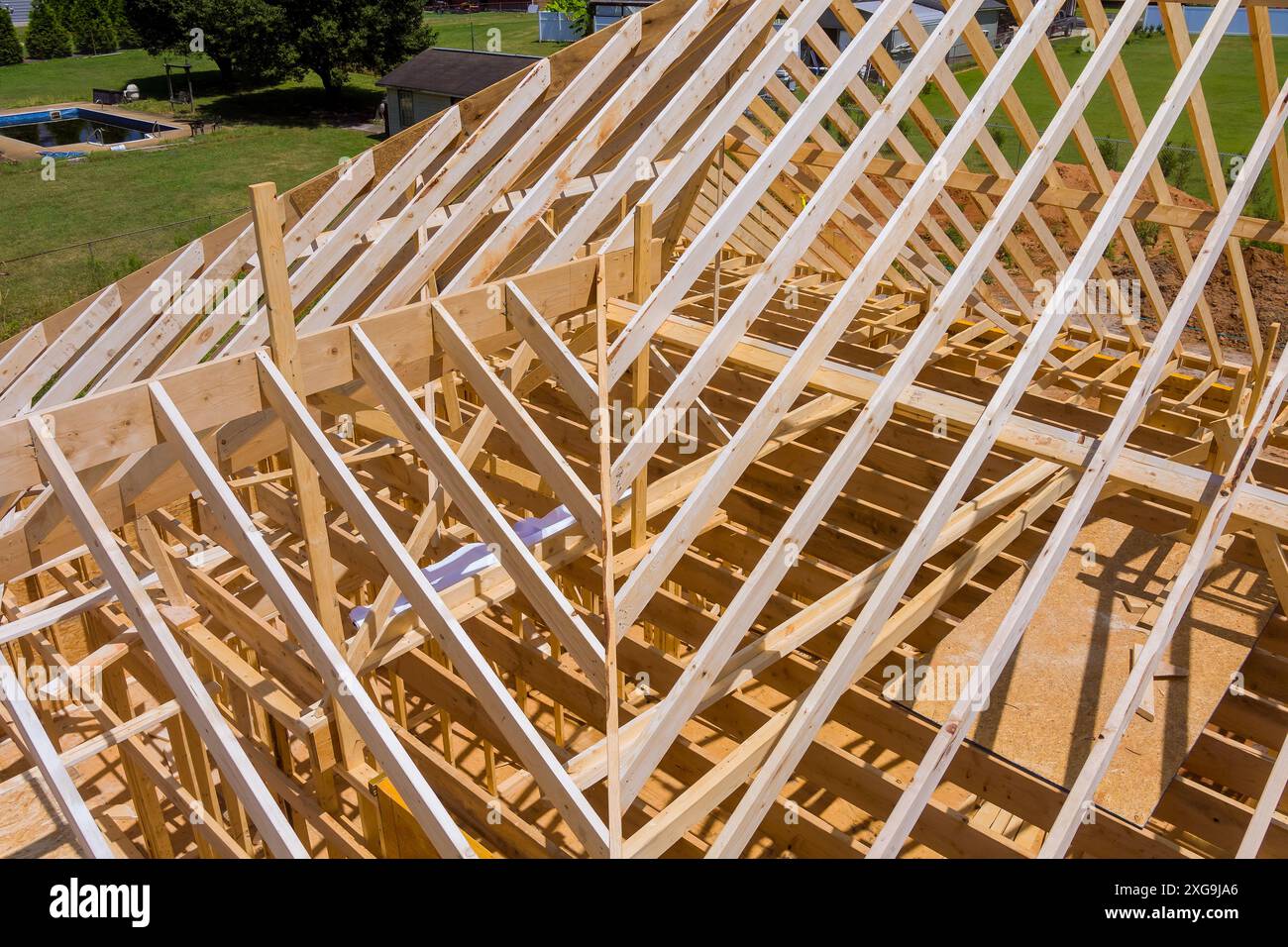 Installation of timber roofing truss frames by building under ...
