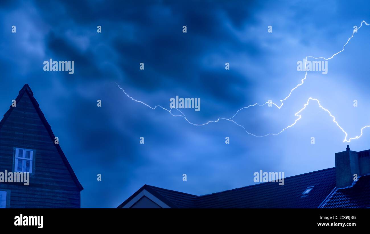 Lightning strike building hi-res stock photography and images - Alamy