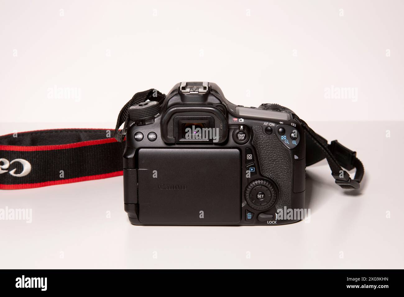 Canon EOS 70D DSLR Camera Stock Photo - Alamy